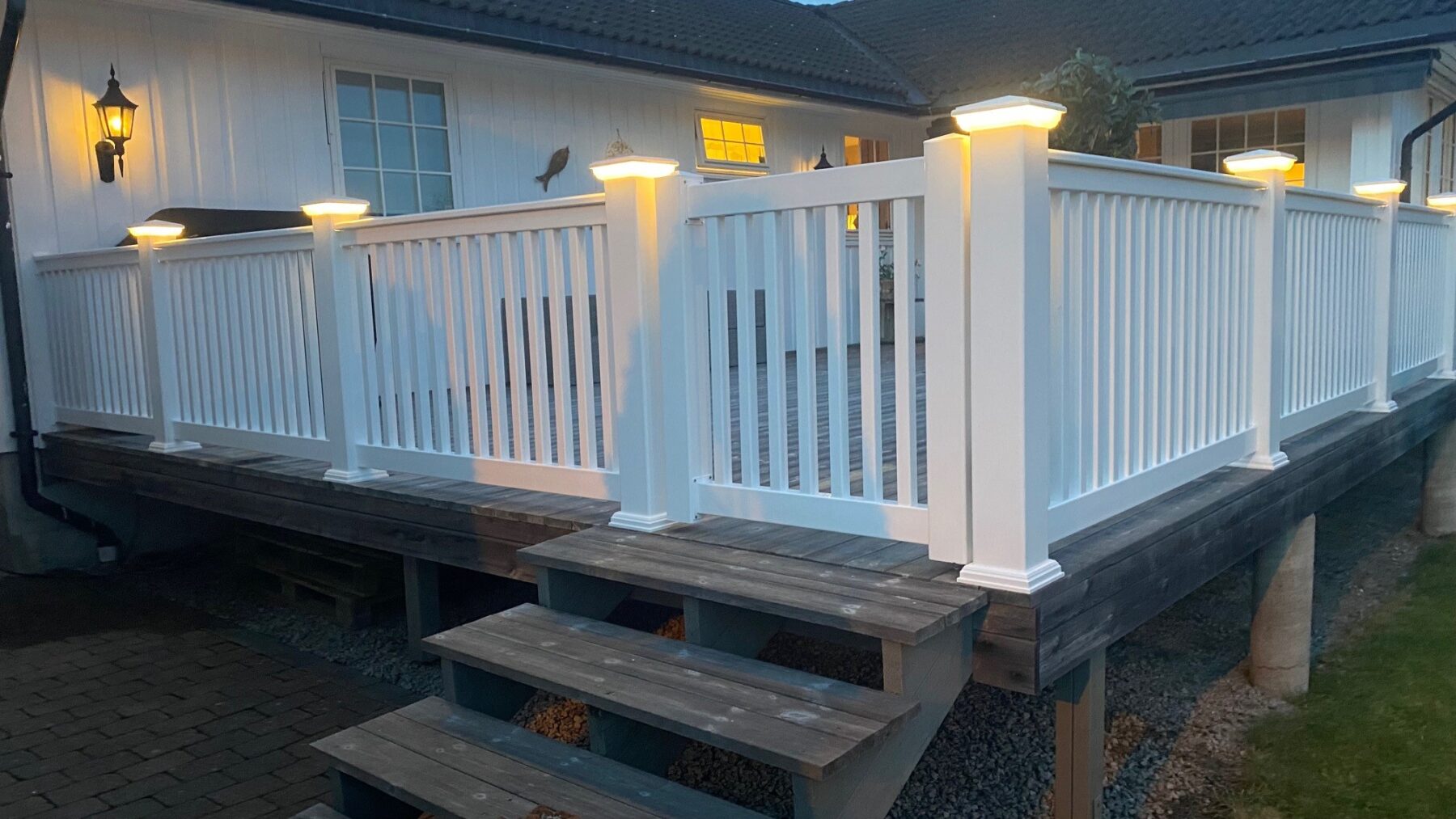 Fornøyd kunde med nytt Vedlikeholdsfritt Vindex-Rekkverk med lys - vindex